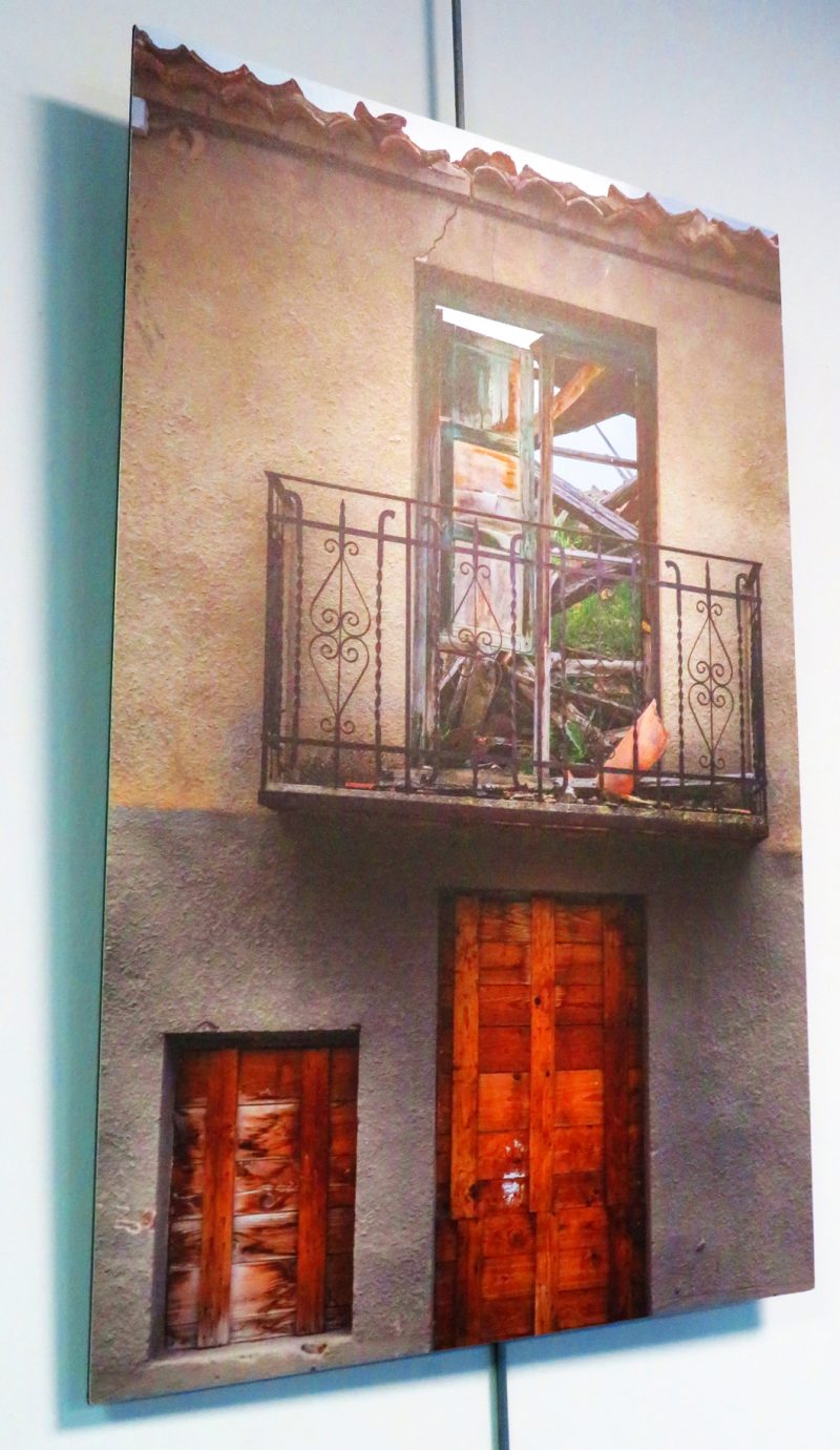 Los vecinos llaman a distintas puertas en la exposición de Laura ...